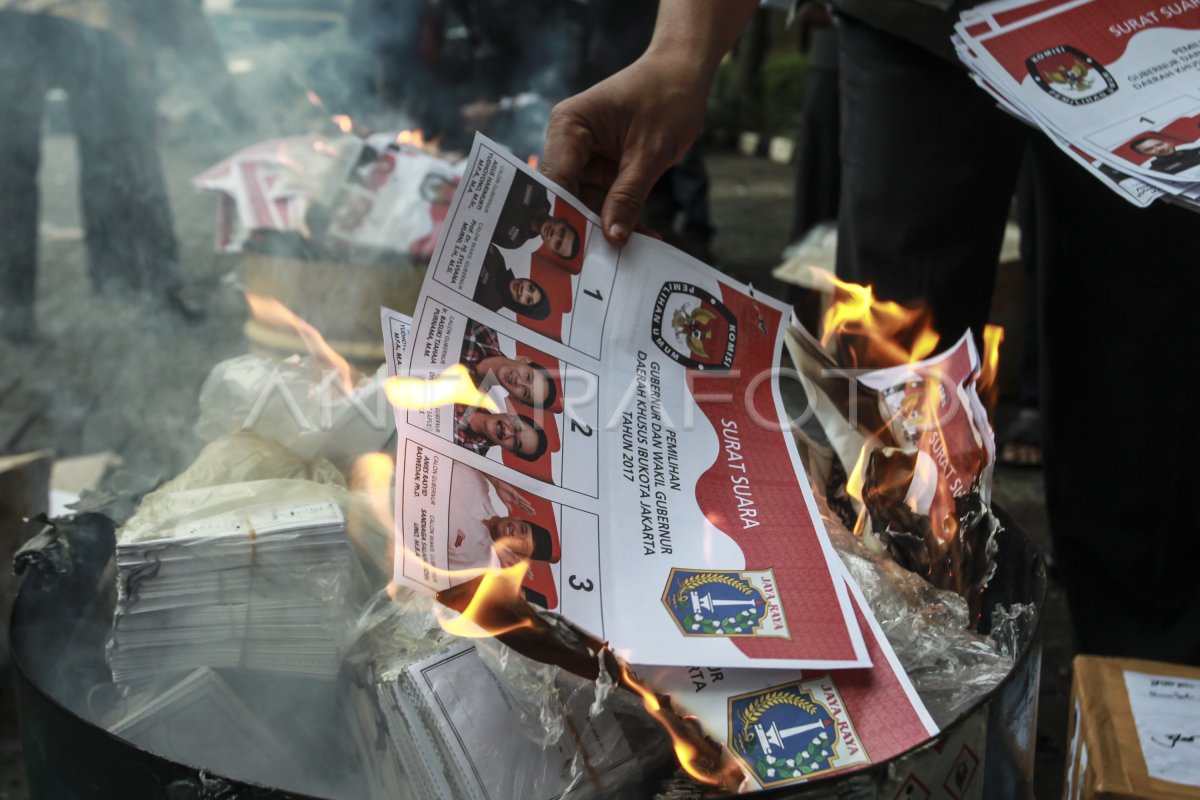 PEMUSNAHAN SURAT SUARA RUSAK | ANTARA Foto