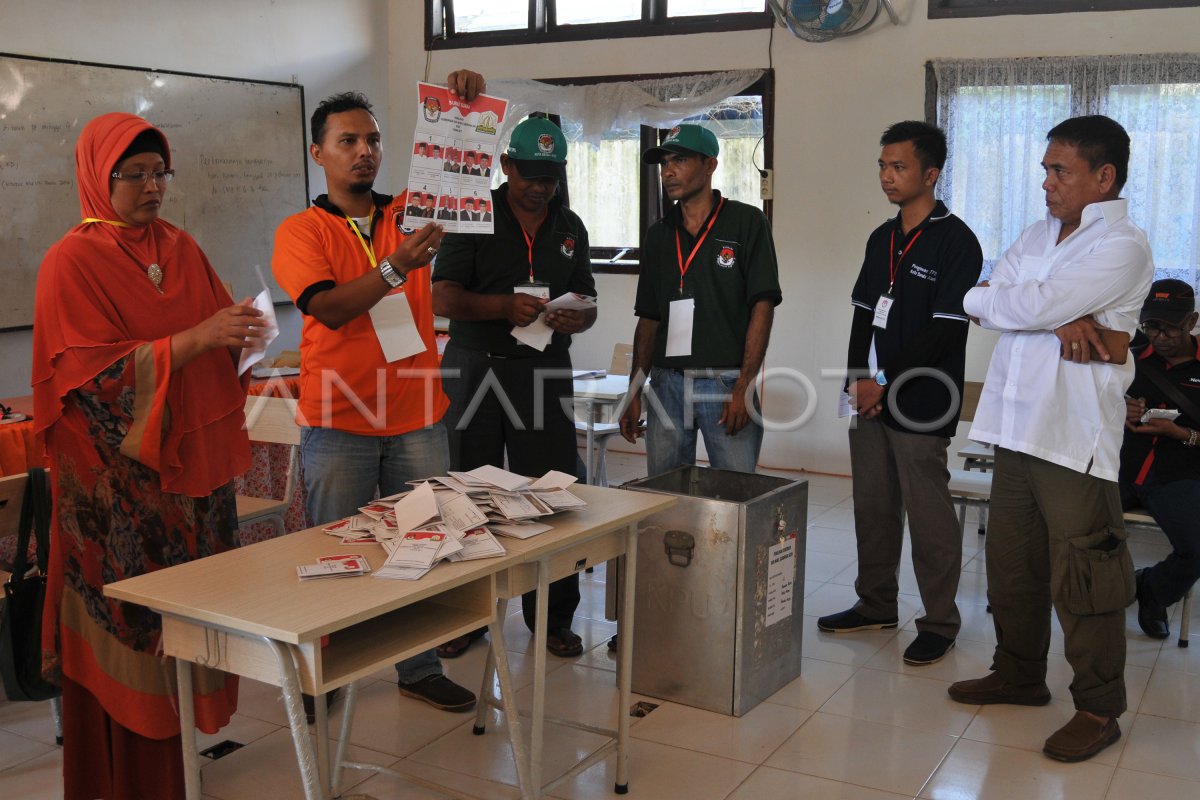 CAGUB ACEH IRWANDI SAKSIKAN PENGHITUNGAN SUARA | ANTARA Foto