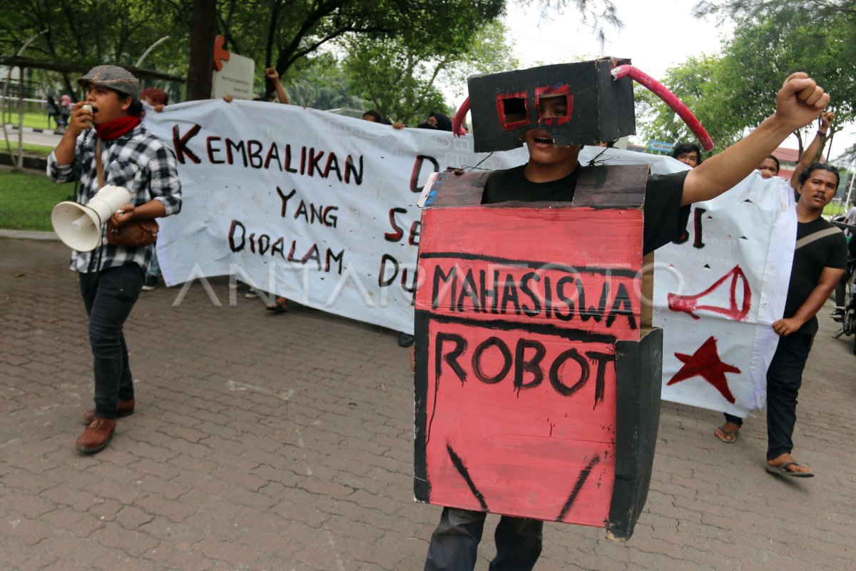 TOLAK UANG KULIAH TUNGGAL | ANTARA Foto TOLAK UANG KULIAH TUNGGAL | ANTARA Foto