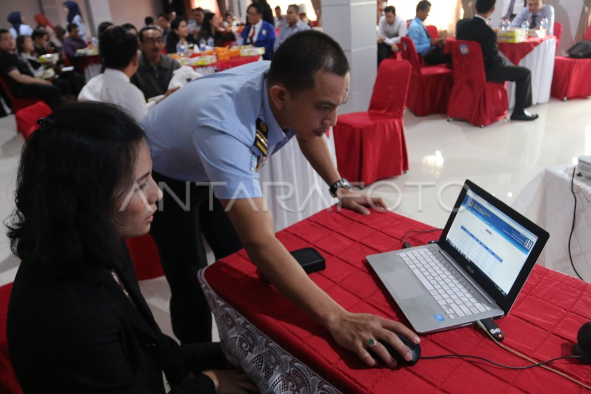 APLIKASI PELAPORAN ORANG ASING | ANTARA Foto