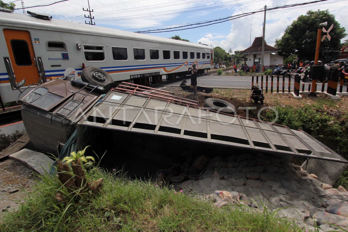 KECELAKAAN TRUK DI PERLINTASAN | ANTARA Foto