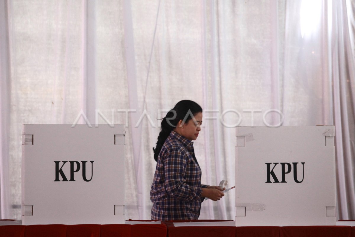 MEGAWATI GUNAKAN HAK SUARA | ANTARA Foto MEGAWATI GUNAKAN HAK SUARA | ANTARA Foto