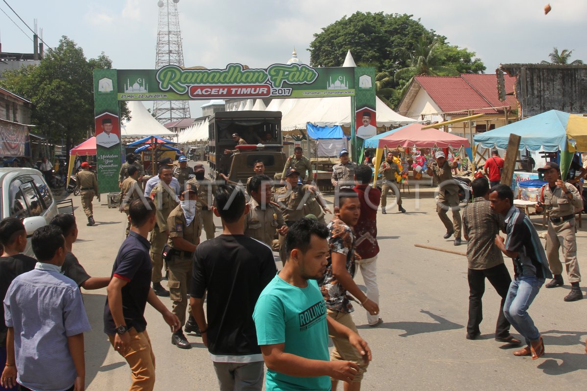 RICUH PENERTIBAN PKL | ANTARA Foto RICUH PENERTIBAN PKL | ANTARA Foto