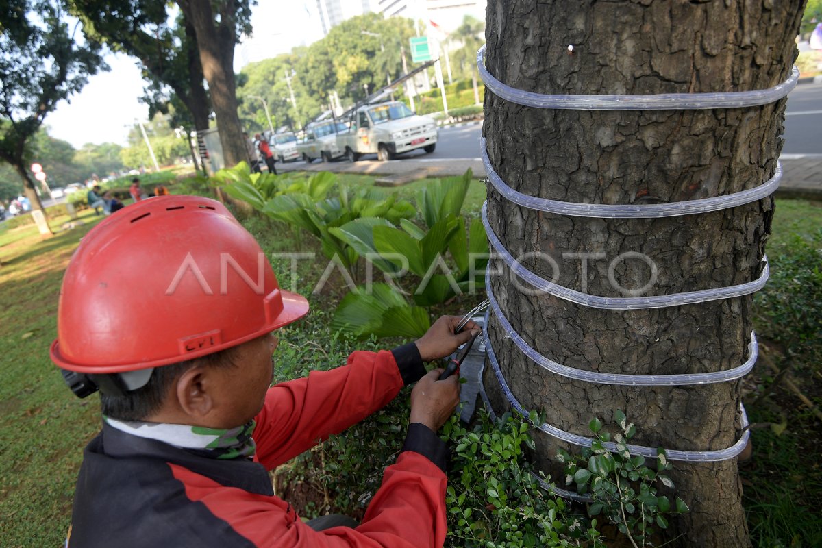 PEMASANGAN LAMPU HIAS HUT DKI | ANTARA Foto PEMASANGAN LAMPU HIAS HUT DKI | ANTARA Foto