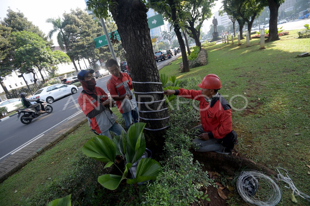 PEMASANGAN LAMPU HIAS HUT DKI | ANTARA Foto PEMASANGAN LAMPU HIAS HUT DKI | ANTARA Foto