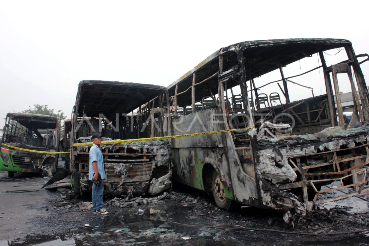 KEBAKARAN POOL BUS MAYASARI BAKTI | ANTARA Foto KEBAKARAN POOL BUS MAYASARI BAKTI | ANTARA Foto