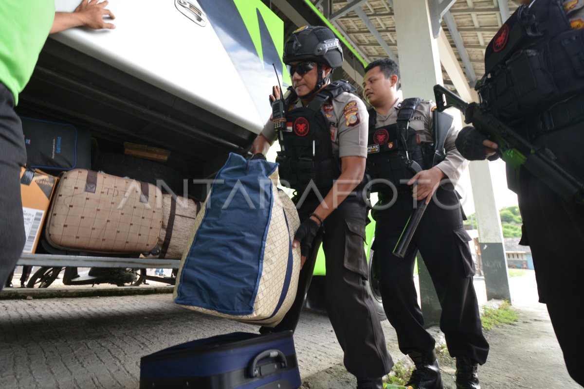 PEMERIKSAAN BARANG BAWAAN PEMUDIK | ANTARA Foto PEMERIKSAAN BARANG BAWAAN PEMUDIK | ANTARA Foto