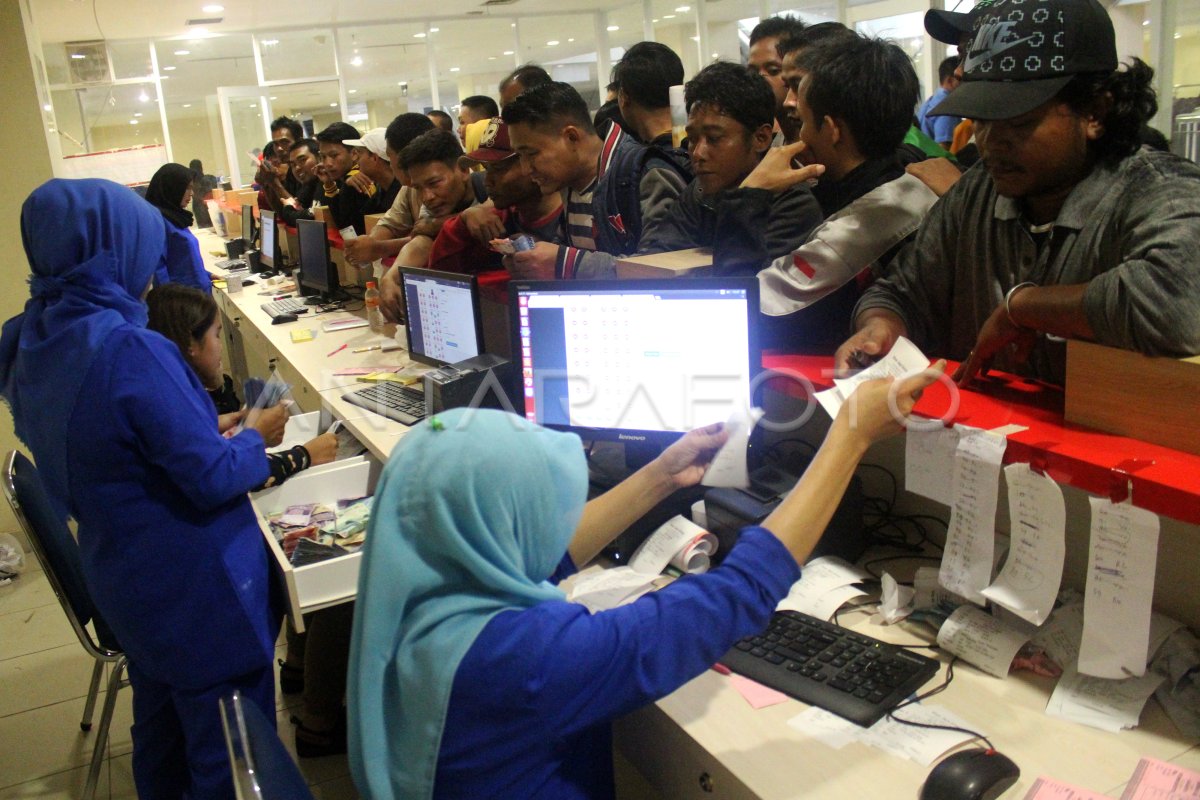 ARUS MUDIK TERMINAL PULO GEBANG | ANTARA Foto ARUS MUDIK TERMINAL PULO GEBANG | ANTARA Foto