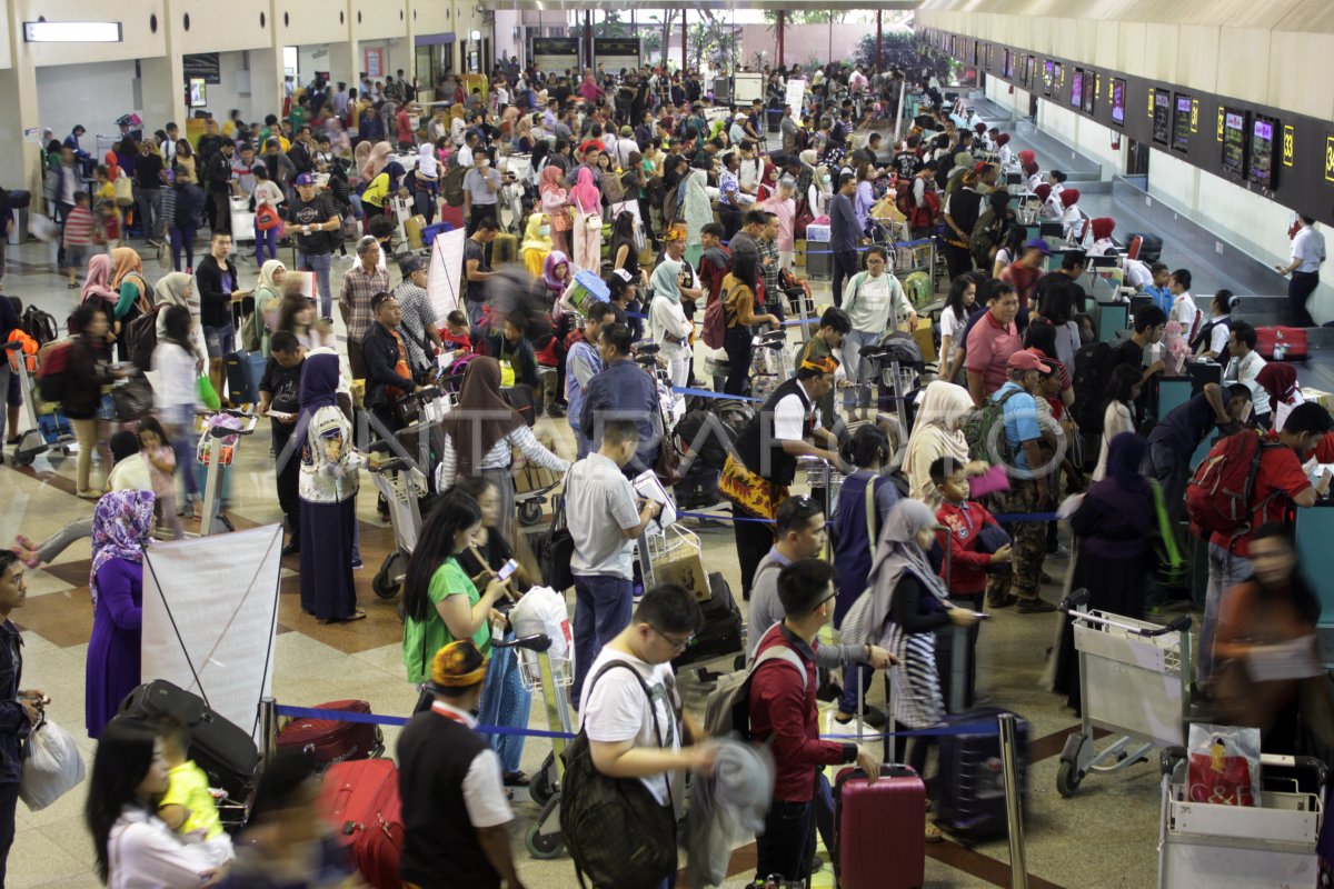 JUMLAH PENUMPANG MUDIK JUANDA | ANTARA Foto JUMLAH PENUMPANG MUDIK JUANDA | ANTARA Foto