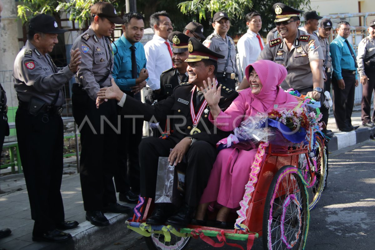 PAWAI PURNA TUGAS ANGGOTA POLISI | ANTARA Foto PAWAI PURNA TUGAS ANGGOTA POLISI | ANTARA Foto