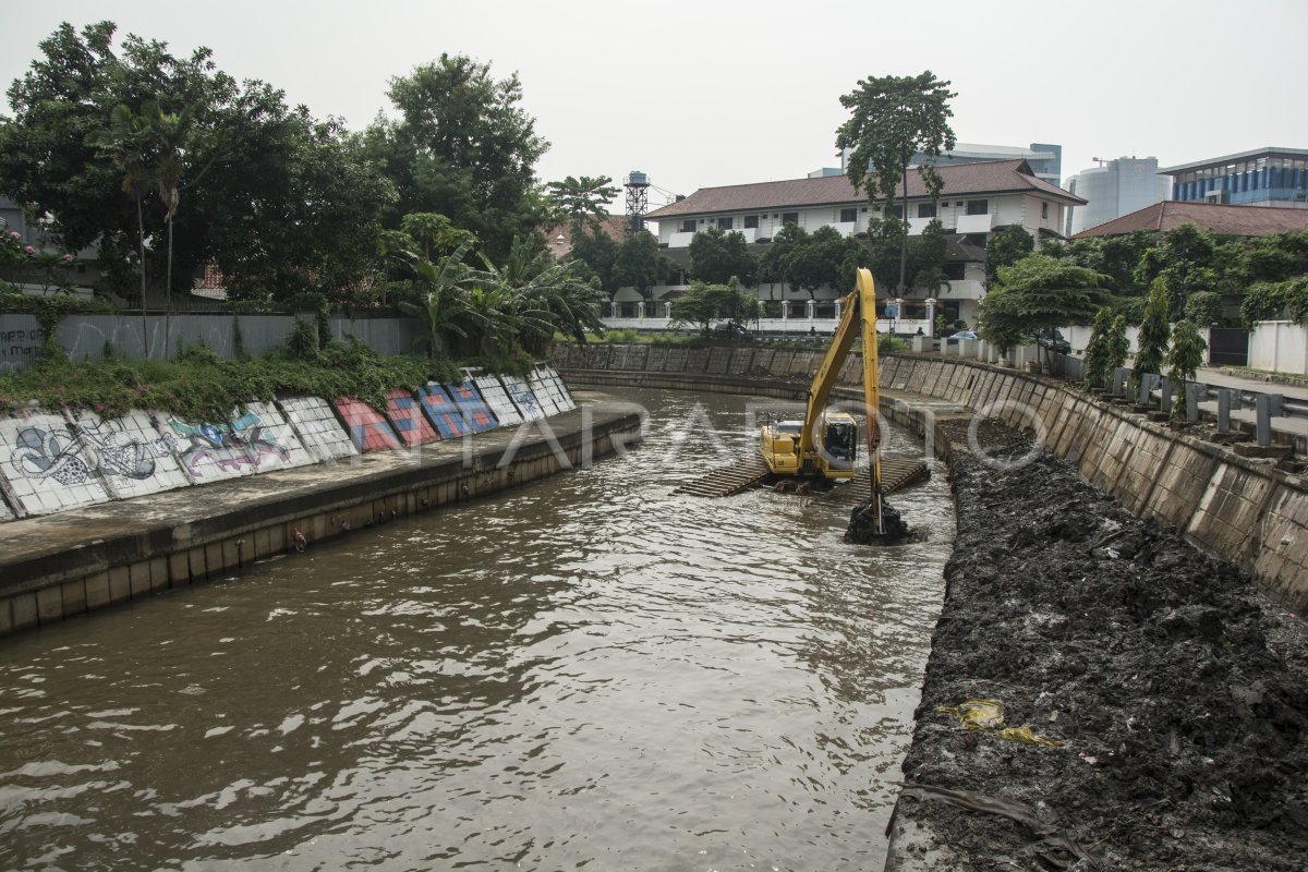 NORMALISASI SUNGAI CILIWUNG | ANTARA Foto