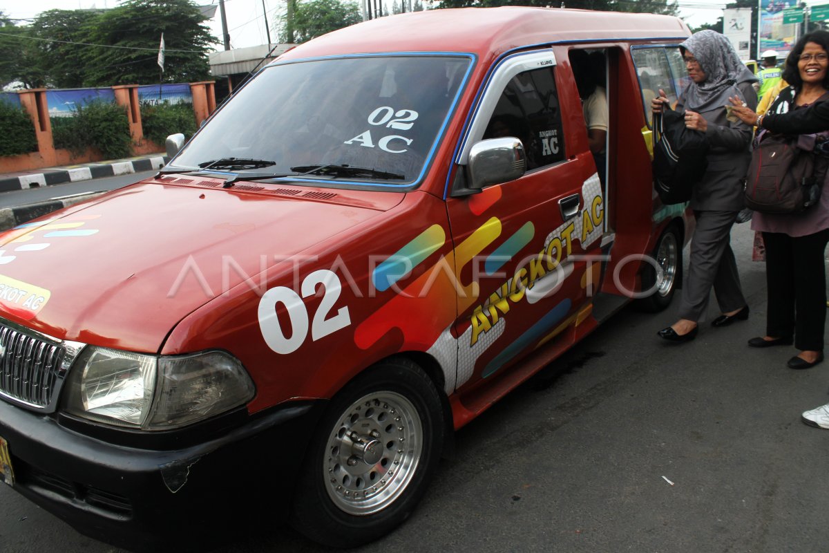 PENGOPERASIAN ANGKOT BER-AC | ANTARA Foto PENGOPERASIAN ANGKOT BER-AC | ANTARA Foto