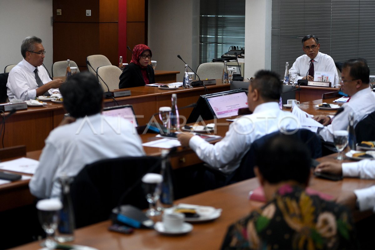 RAPAT PERDANA DEWAN KOMISIONER OJK | ANTARA Foto RAPAT PERDANA DEWAN KOMISIONER OJK | ANTARA Foto