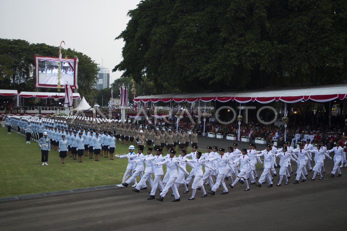 UPACARA PENURUNAN BENDERA | ANTARA Foto