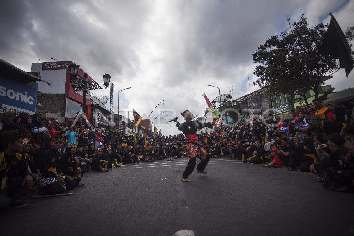 PAWAI PENCAK MALIOBORO 2017 | ANTARA Foto PAWAI PENCAK MALIOBORO 2017 | ANTARA Foto