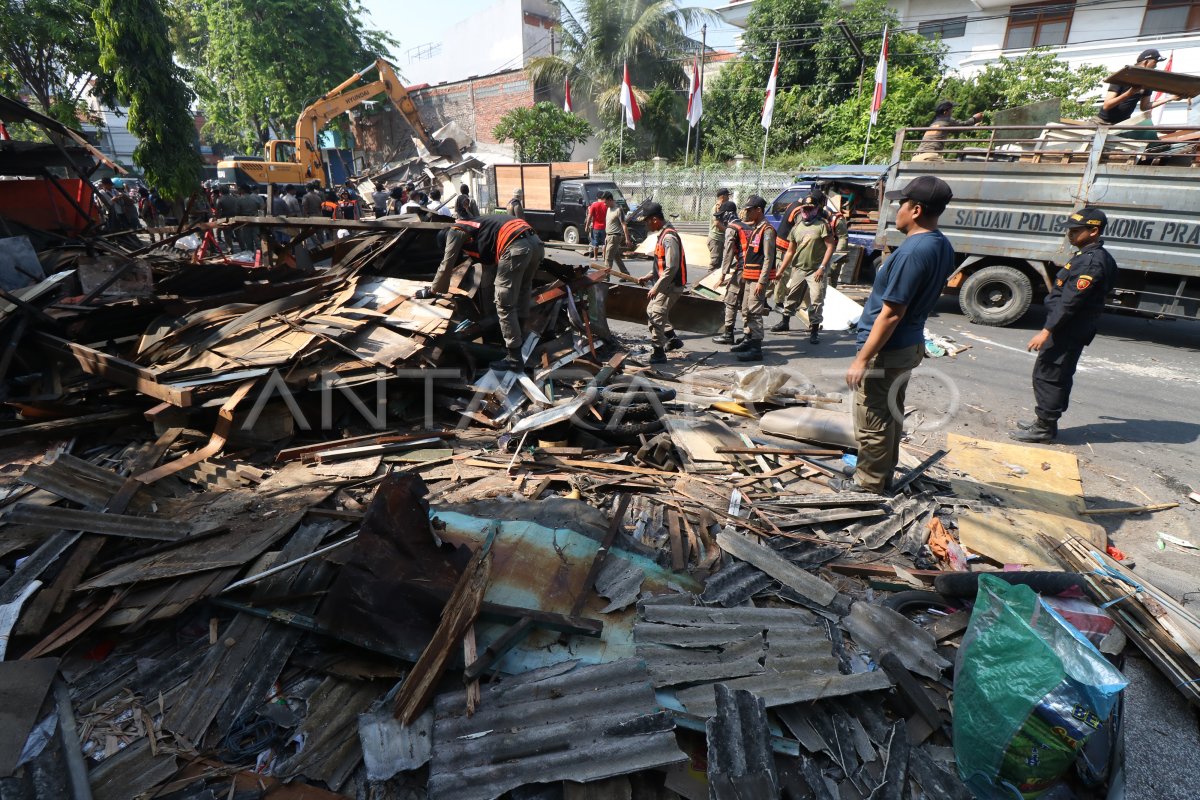 PENERTIBAN BANGUNAN LIAR | ANTARA Foto PENERTIBAN BANGUNAN LIAR | ANTARA Foto