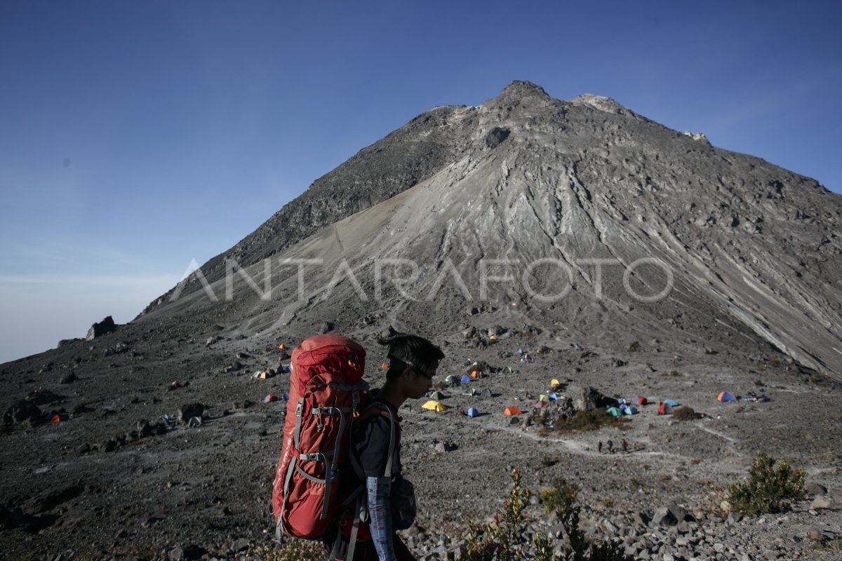 PENDAKIAN GUNUNG MERAPI | ANTARA Foto