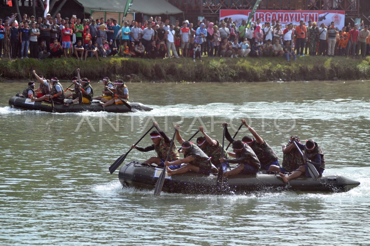 LOMBA PERAHU HUT TNI | ANTARA Foto