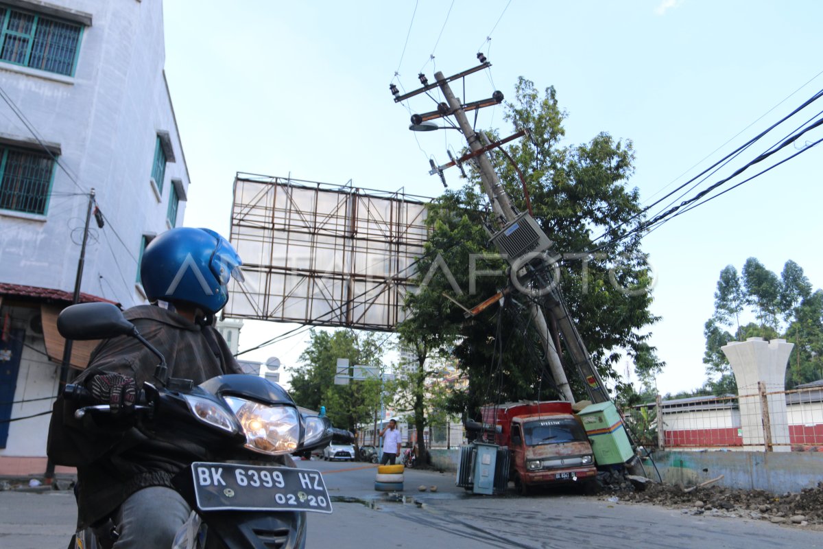 TIANG TRAFO LISTRIK TUMBANG | ANTARA Foto
