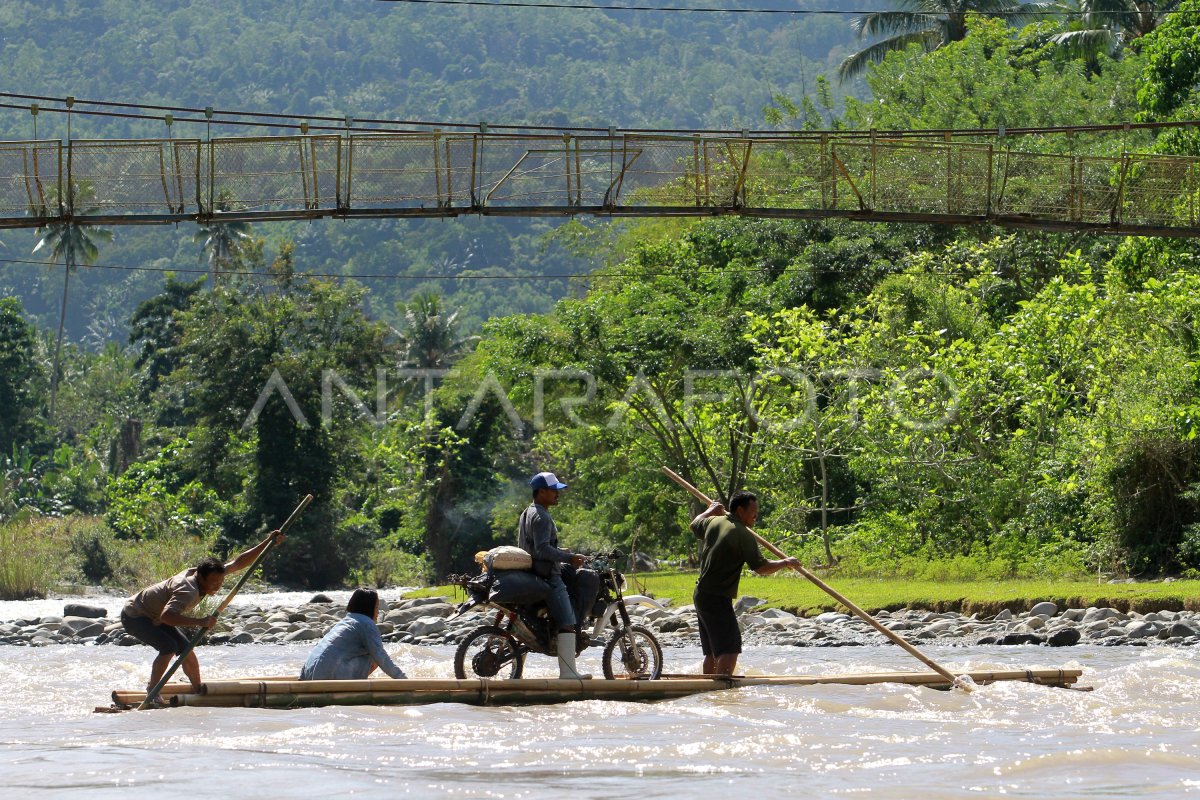 PERBAIKAN JEMBATAN GANTUNG TULABOLO | ANTARA Foto PERBAIKAN JEMBATAN GANTUNG TULABOLO | ANTARA Foto