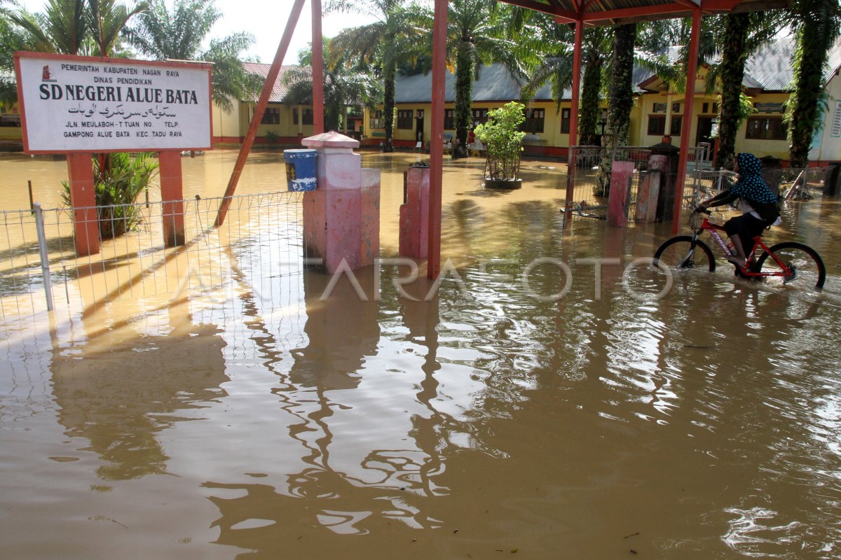 BANJIR AKIBAT TINGGINYA CURAH HUJAN | ANTARA Foto