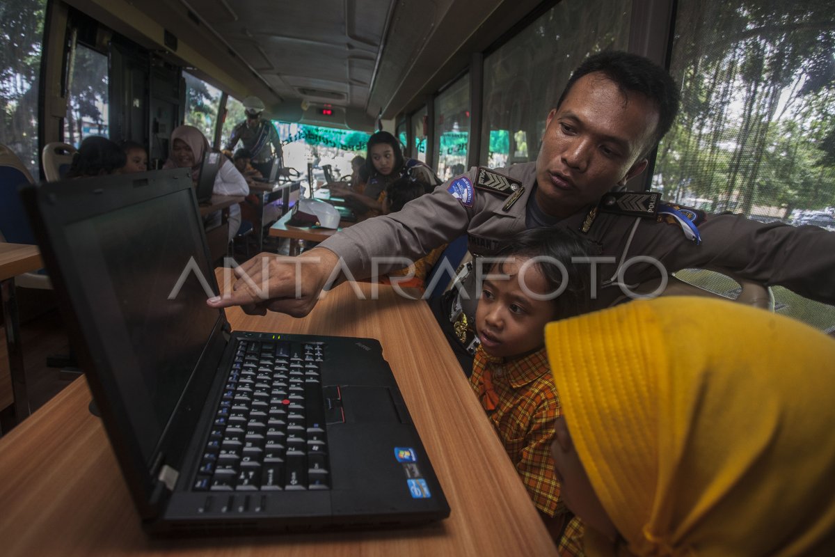 KENALKAN LALU-LINTAS SEJAK DINI | ANTARA Foto KENALKAN LALU-LINTAS SEJAK DINI | ANTARA Foto