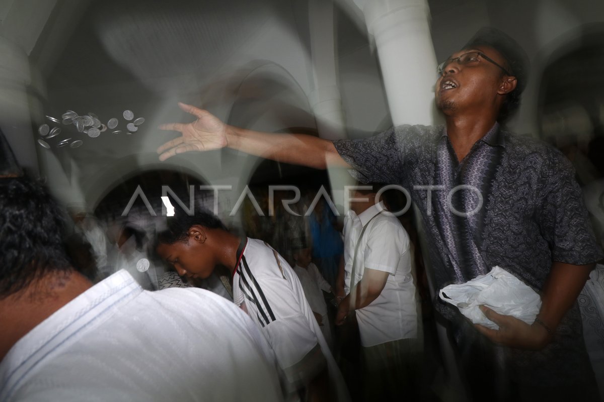 TRADISI BEREBUT KOIN MAULID NABI | ANTARA Foto TRADISI BEREBUT KOIN MAULID NABI | ANTARA Foto