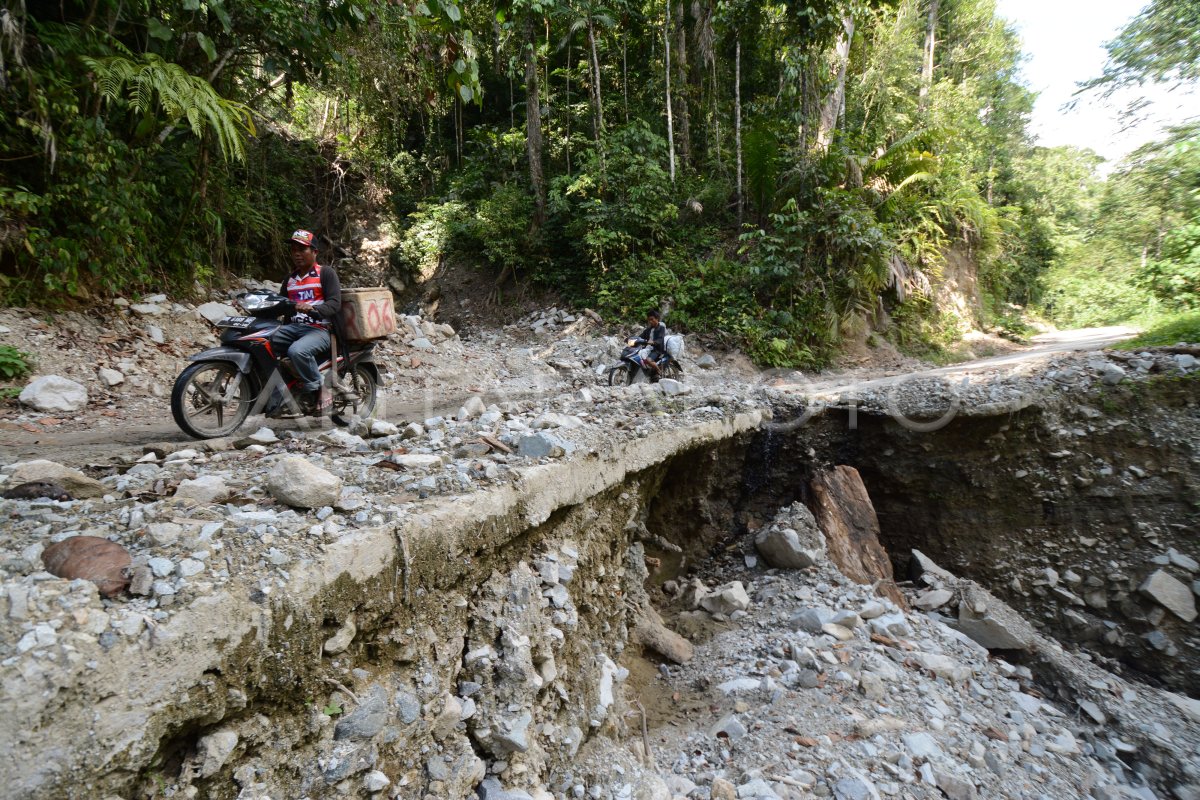 JALAN PENGHUBUNG AMBLAS | ANTARA Foto