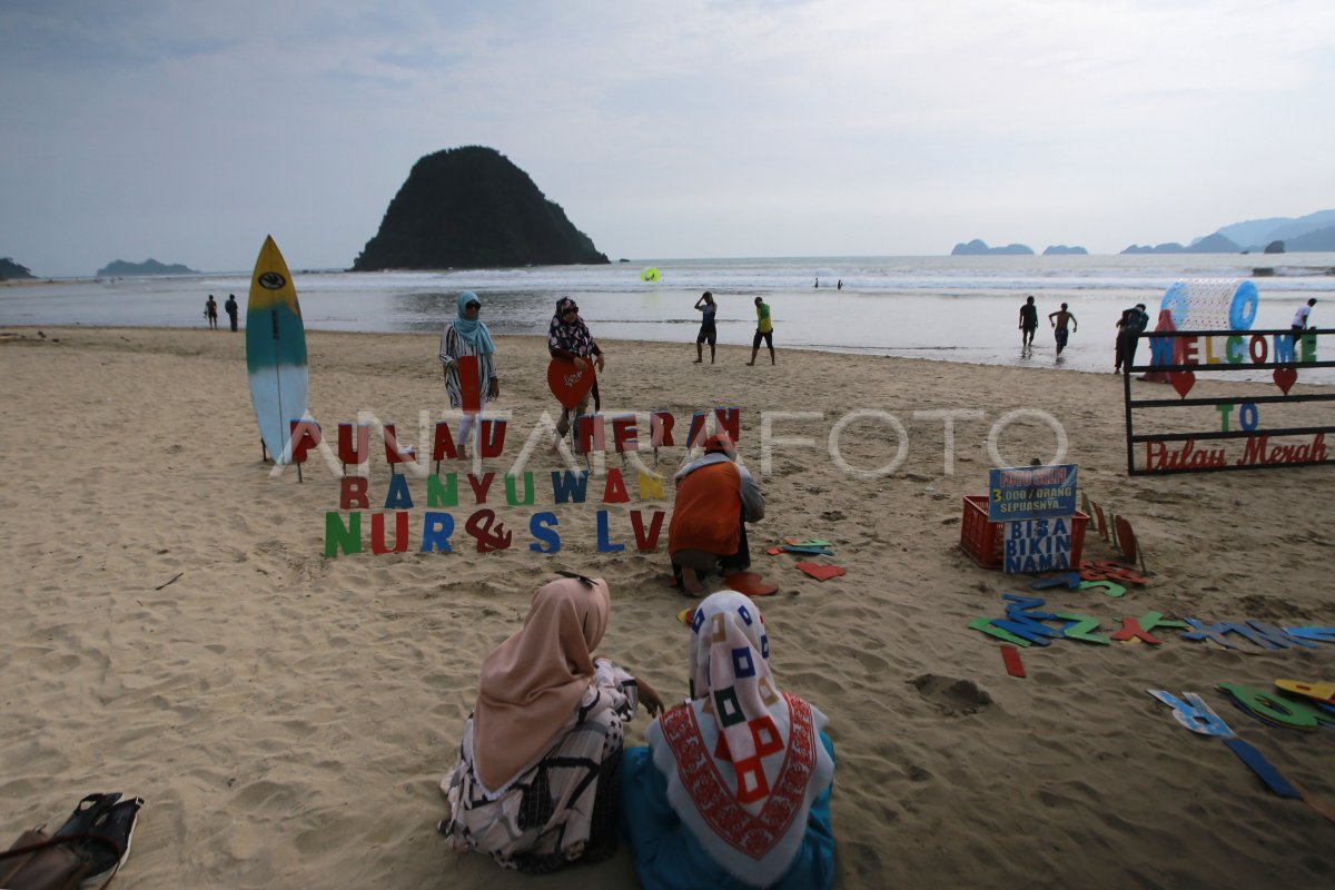 WISATA PANTAI PULAU MERAH | ANTARA Foto
