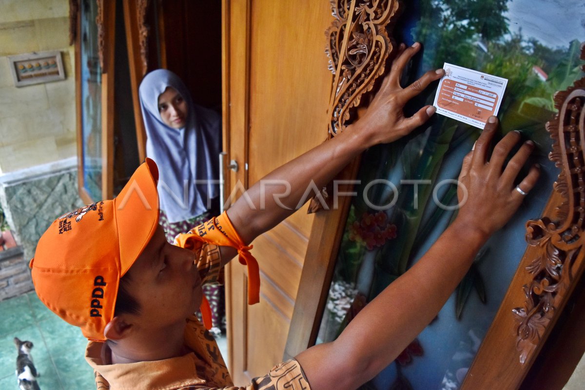 PENCOCOKAN DATA PEMILIH PILKADA SERENTAK | ANTARA Foto PENCOCOKAN DATA PEMILIH PILKADA SERENTAK | ANTARA Foto