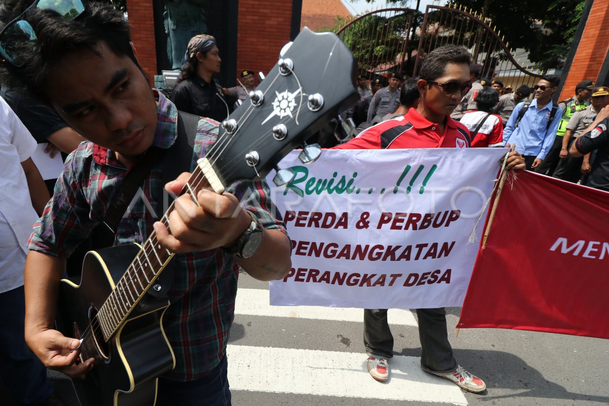 TOLAK PENGANGKATAN PERANGKAT DESA | ANTARA Foto TOLAK PENGANGKATAN PERANGKAT DESA | ANTARA Foto