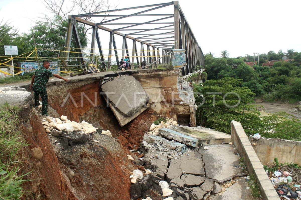 JALAN JEMBATAN PENGHUBUNG WILAYAH AMBLAS | ANTARA Foto JALAN JEMBATAN PENGHUBUNG WILAYAH AMBLAS | ANTARA Foto