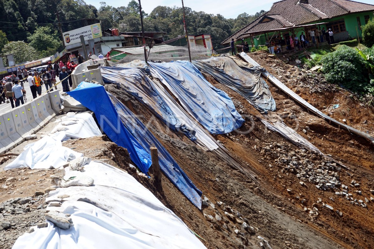 LONGSOR JALUR WISATA PUNCAK | ANTARA Foto