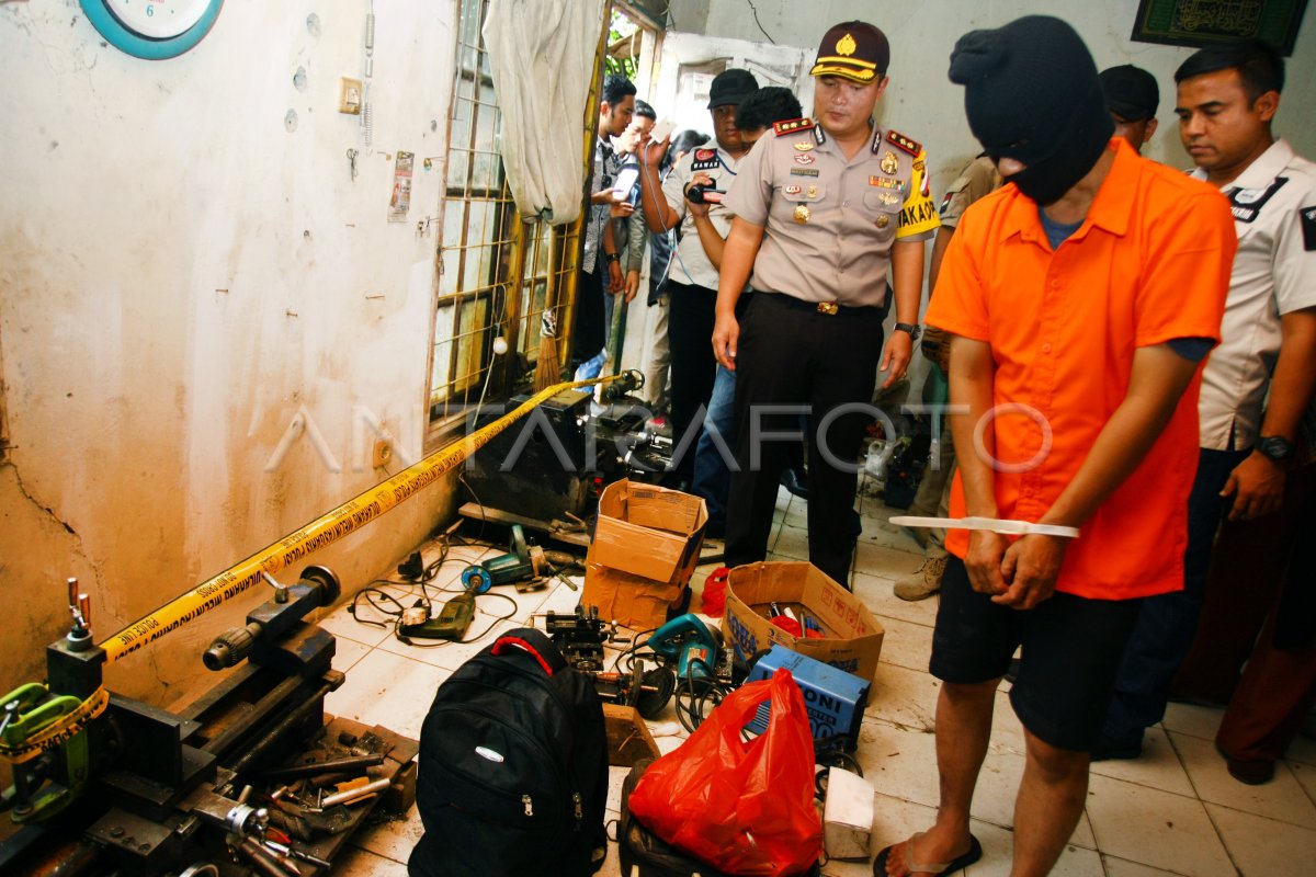 Olah Tkp Pabrik Rumahan Senjata Rakitan Antara Foto