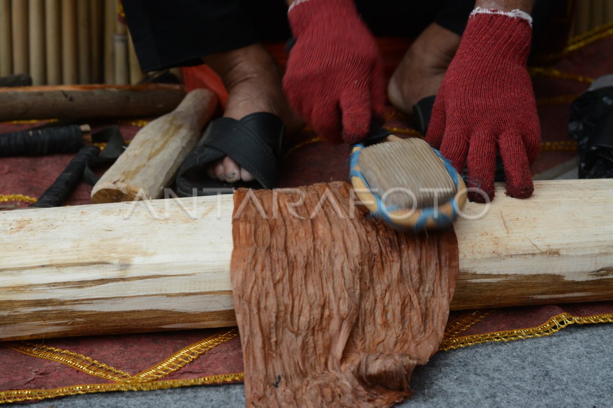 PEMBUATAN KAIN KULIT KAYU | ANTARA Foto PEMBUATAN KAIN KULIT KAYU | ANTARA Foto