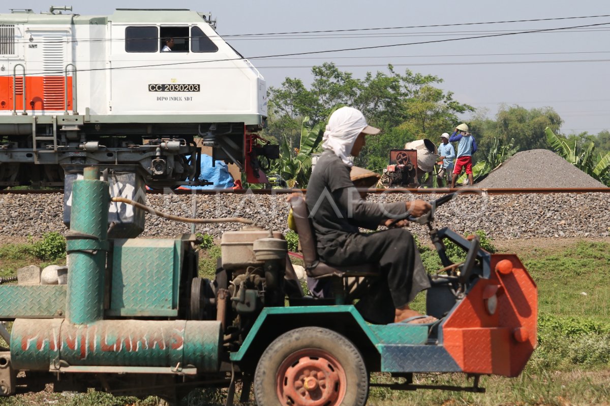 PEMBANGUNAN DOUBLE TRACK KERETA API | ANTARA Foto PEMBANGUNAN DOUBLE TRACK KERETA API | ANTARA Foto