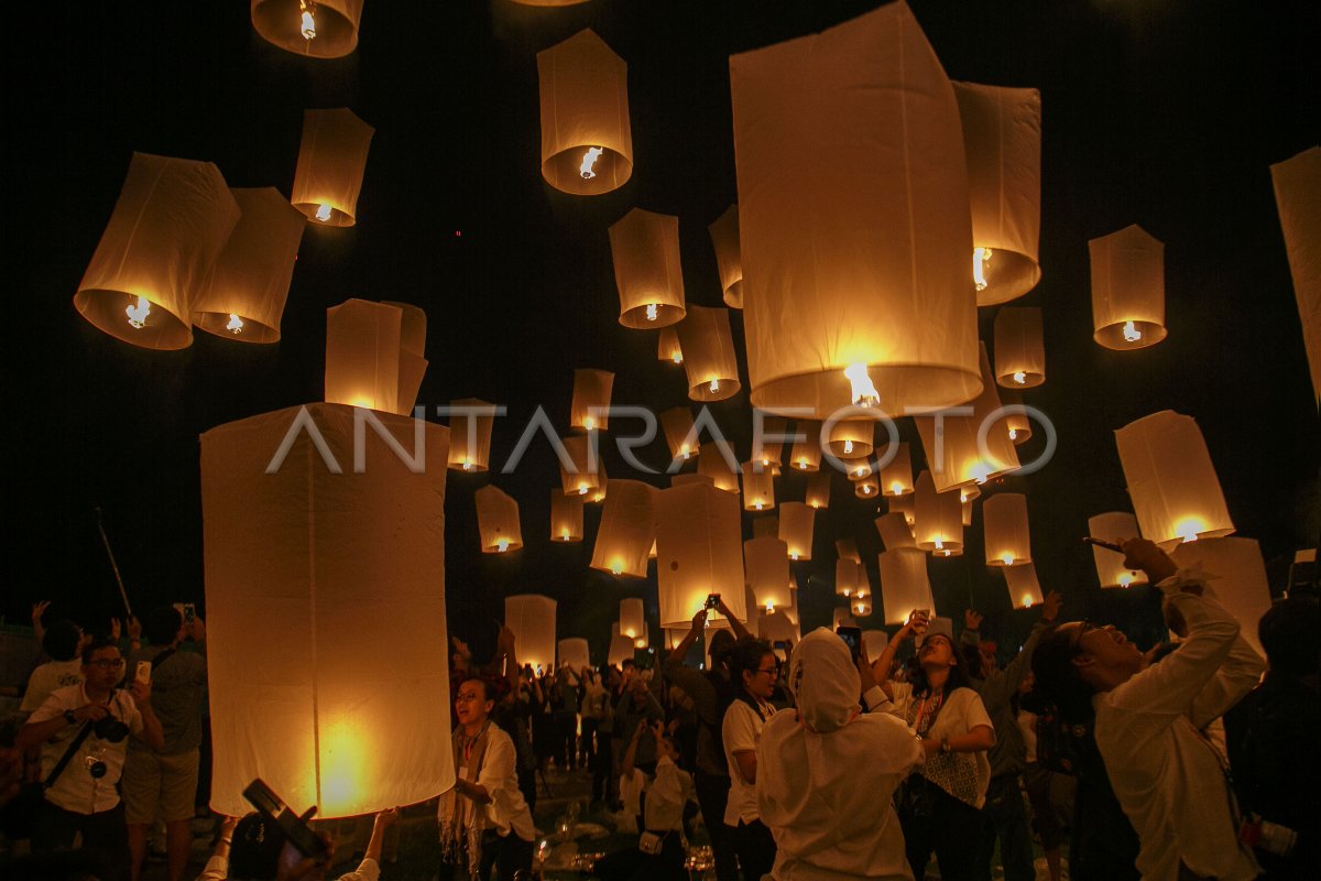 LAMPION WAISAK BOROBUDUR | ANTARA Foto