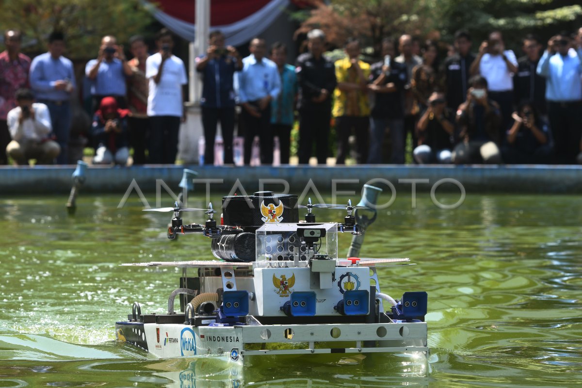 TIM ROBOT ITS | ANTARA Foto TIM ROBOT ITS | ANTARA Foto