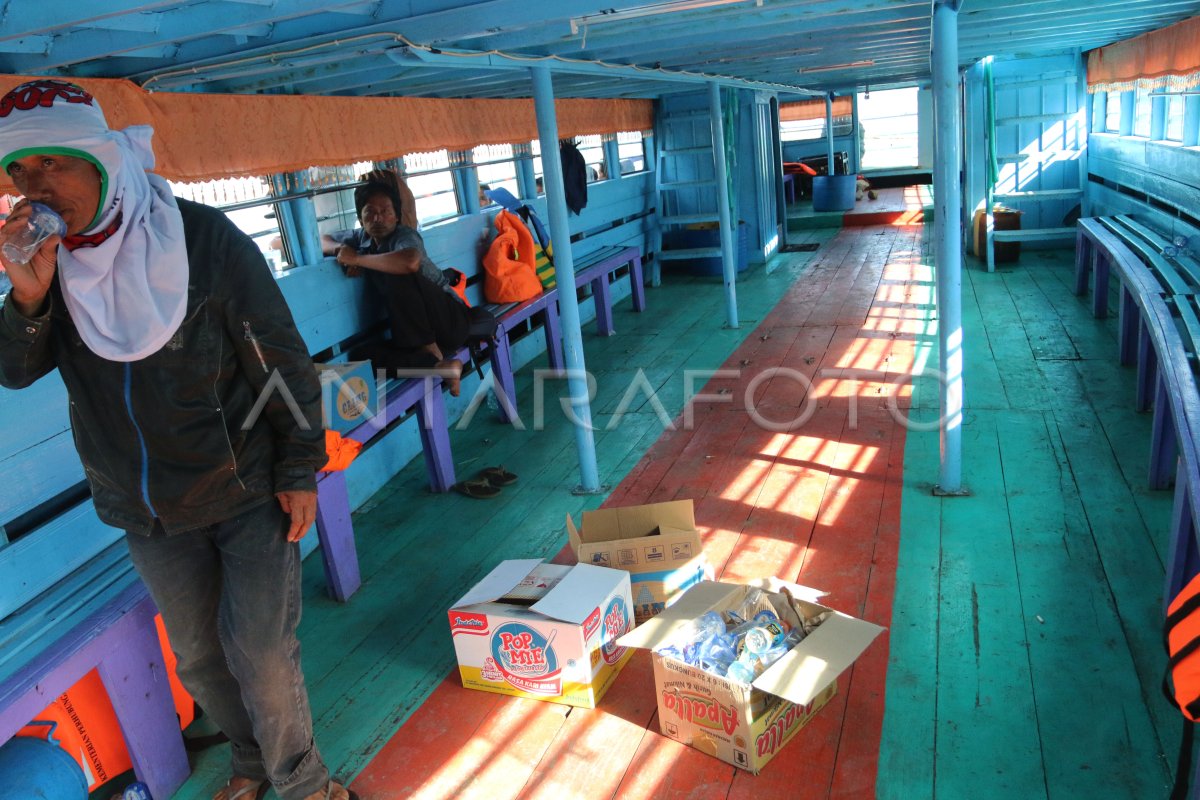 KAPAL MOTOR DANAU TOBA | ANTARA Foto