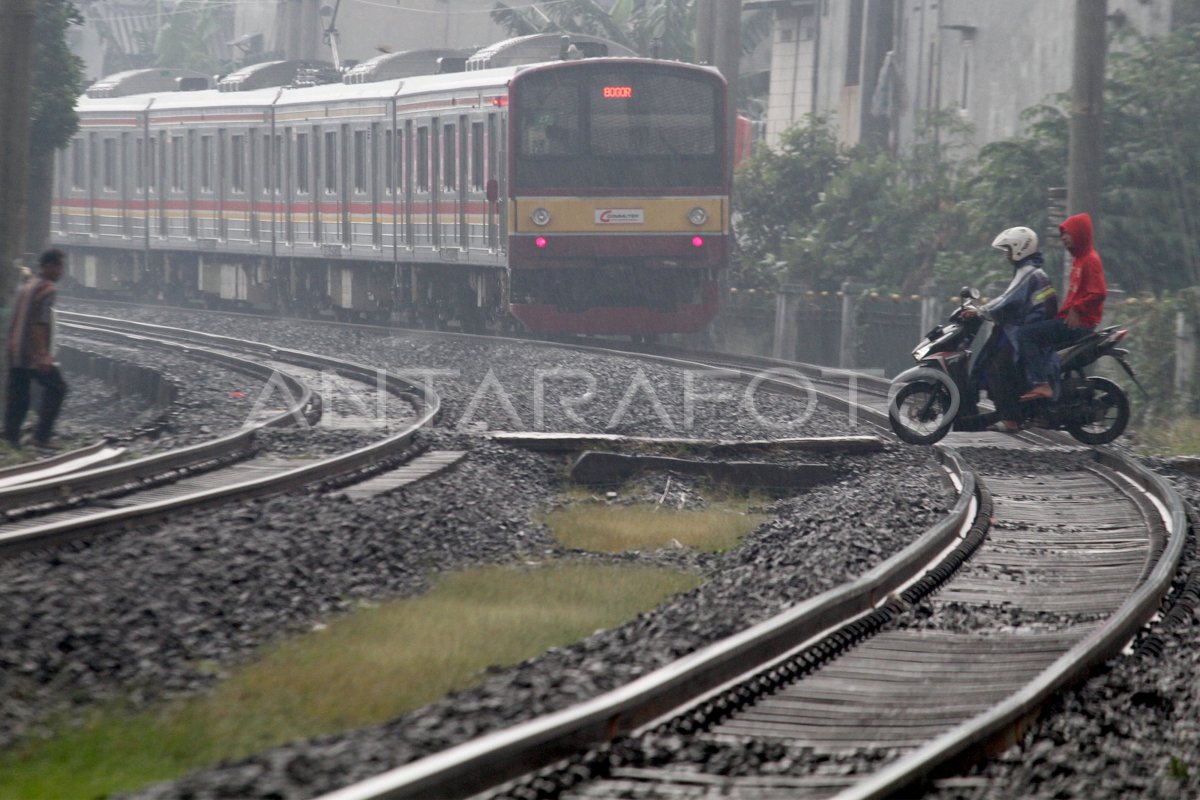 PERLINTASAN KERETA TIDAK RESMI | ANTARA Foto