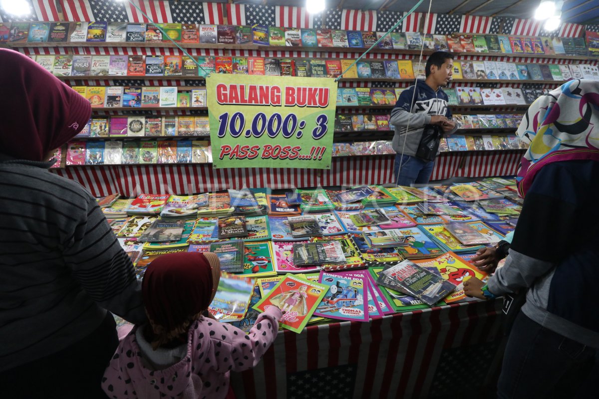 OBRAL BUKU DI PASAR RAKYAT | ANTARA Foto