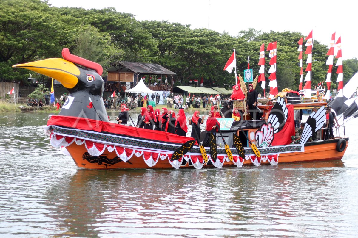 FESTIVAL PERAHU HIAS | ANTARA Foto