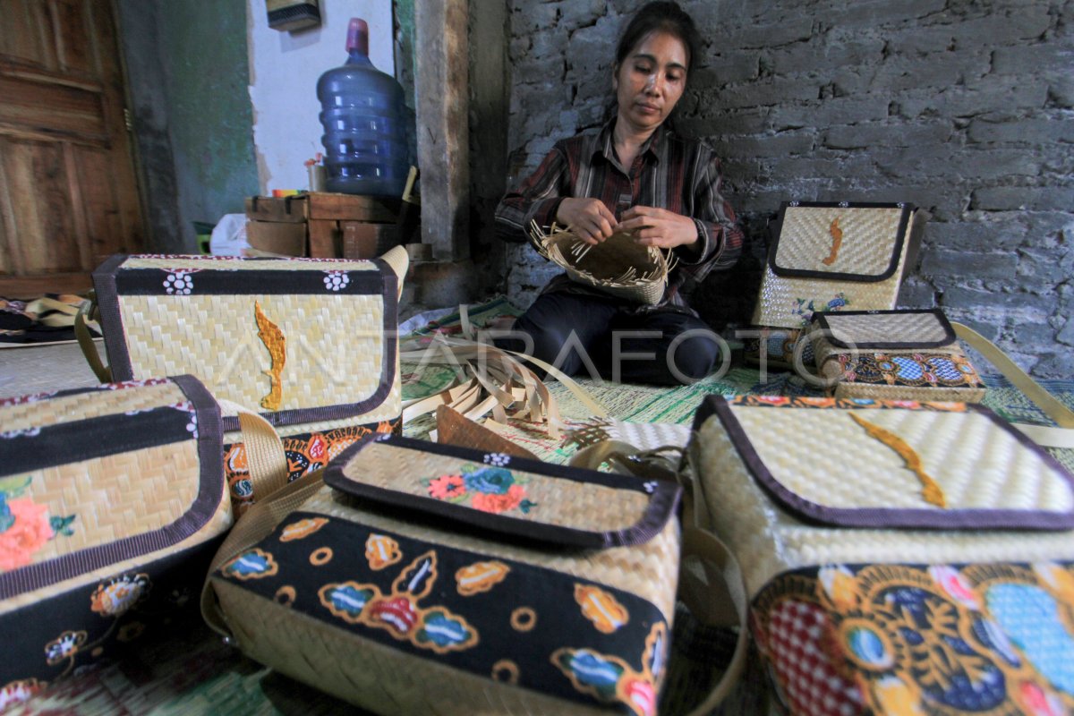 KERAJINAN TAS ANYAMAN BAMBU | ANTARA Foto