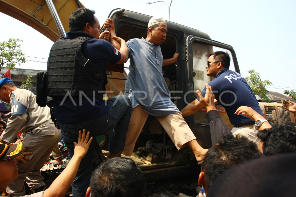 EKSEKUSI LAHAN UIN RICUH | ANTARA Foto EKSEKUSI LAHAN UIN RICUH | ANTARA Foto
