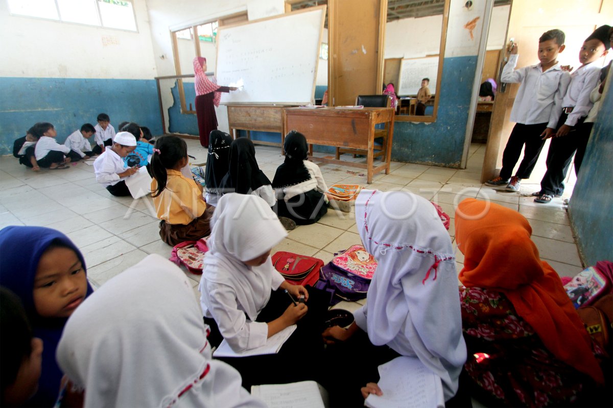 SEKOLAH BELAJAR DI LANTAI | ANTARA Foto
