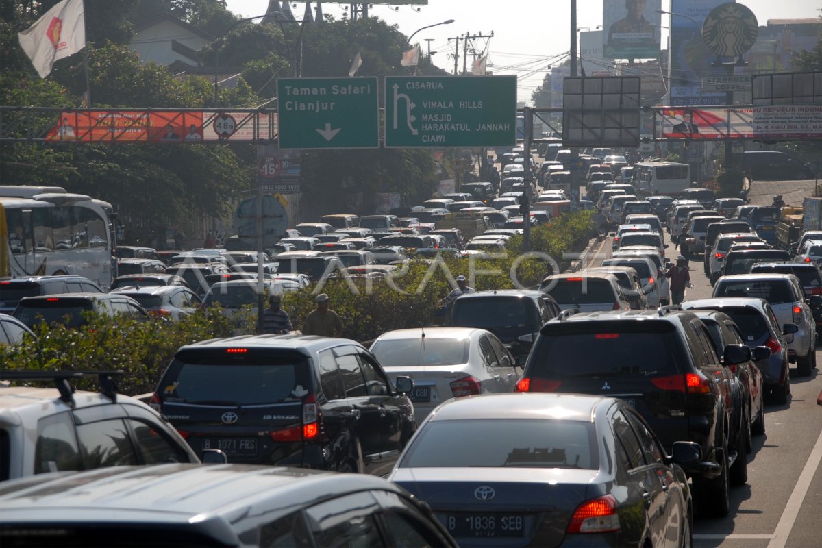 KEMACETAN JALUR PUNCAK SAAT LIBURAN | ANTARA Foto