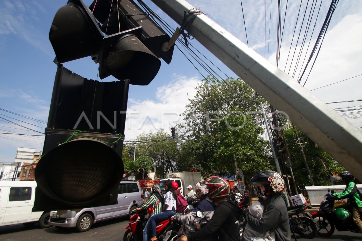 LAMPU LALU LINTAS RUSAK | ANTARA Foto