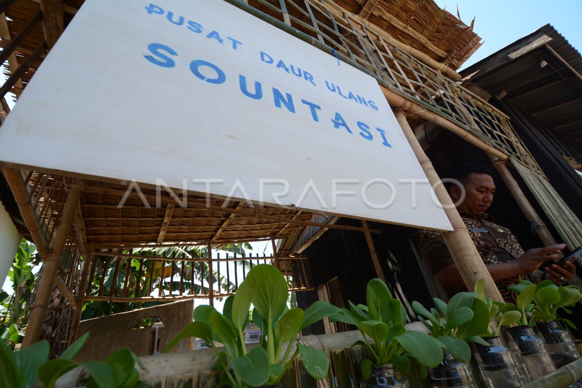 PUSAT DAUR ULANG SAMPAH PLASTIK | ANTARA Foto PUSAT DAUR ULANG SAMPAH PLASTIK | ANTARA Foto