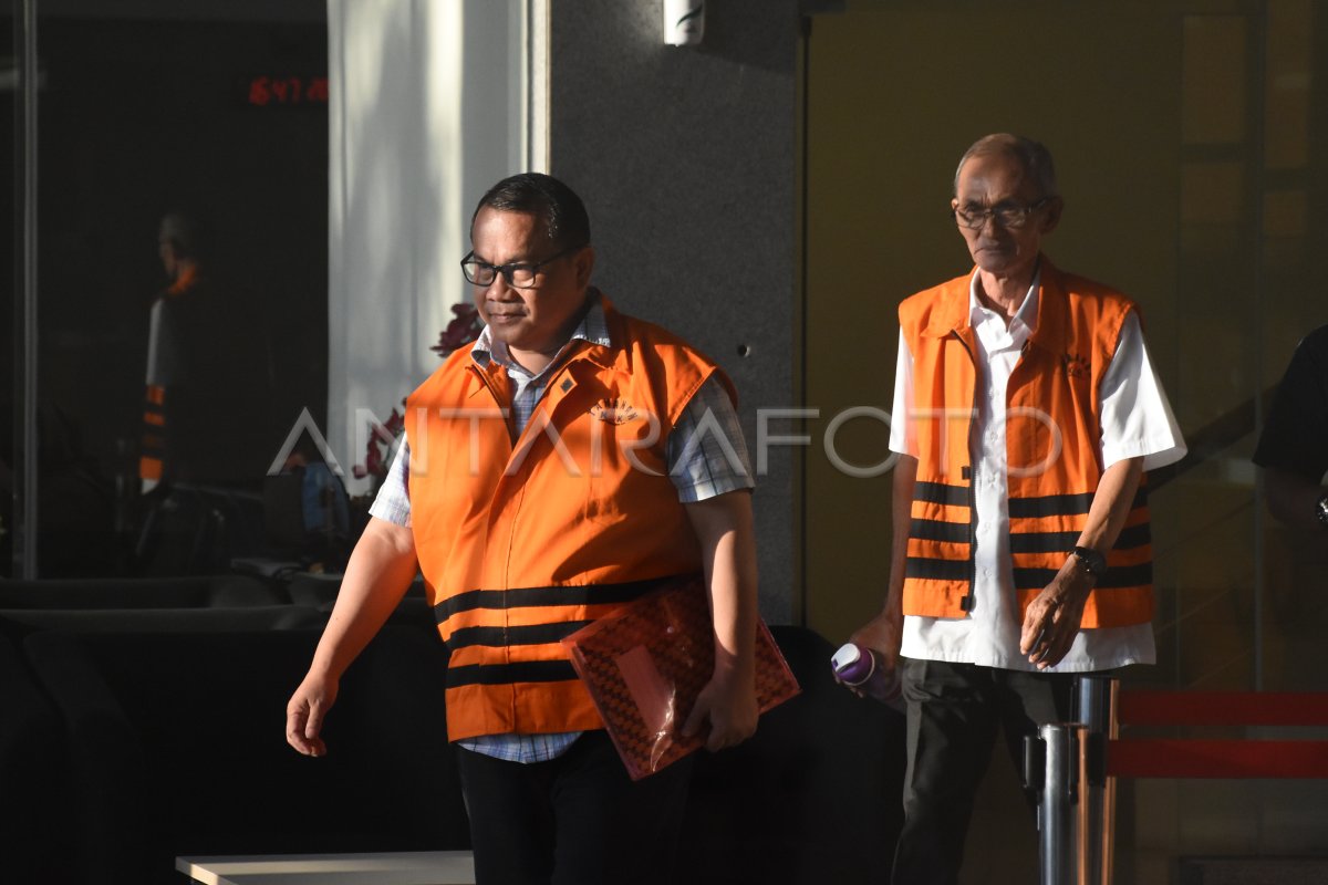 PEMERIKSAAN MANTAN ANGGOTA DPRD SUMUT | ANTARA Foto PEMERIKSAAN MANTAN ANGGOTA DPRD SUMUT | ANTARA Foto