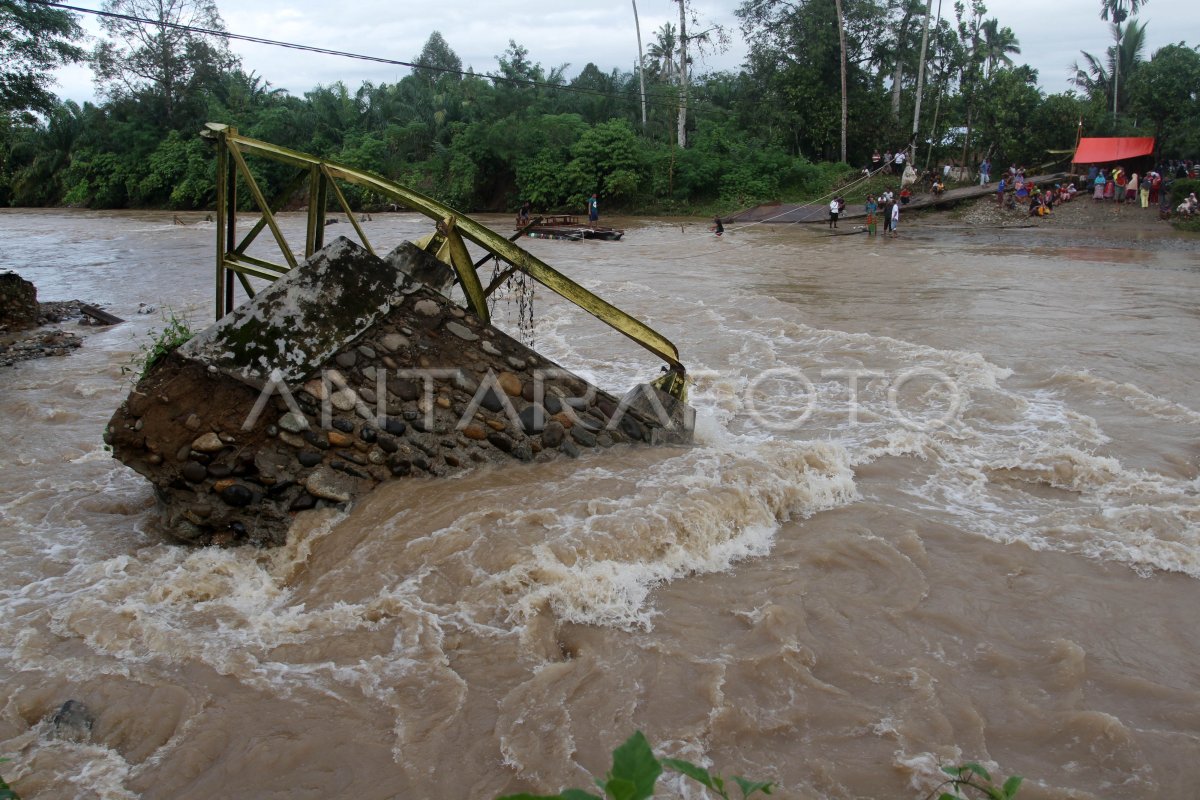 JEMBATAN RUSAK AKIBAT BANJIR | ANTARA Foto